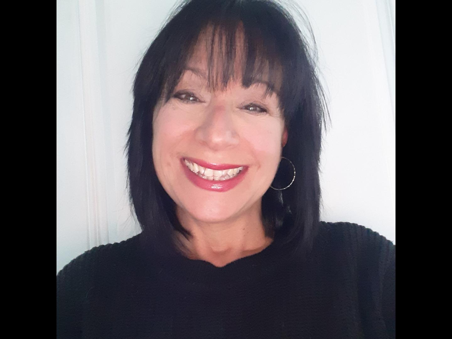 Andrea Low ist ein/eineCENTURY 21®-Makler/in in Solon, Ohio 44139, USA