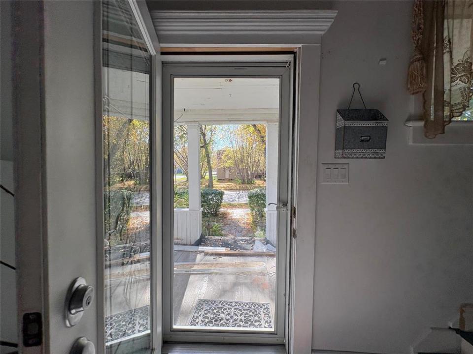 Single Family Home for Sale at 102 4TH AVENUE SOUTHWEST, Dauphin ...